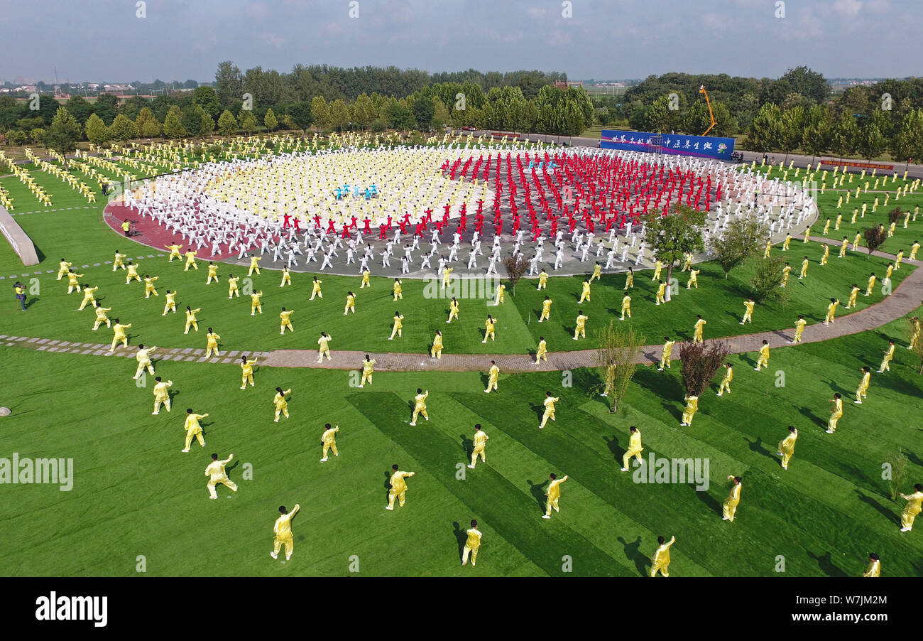 Tai chi diagram hi-res stock photography and images - Alamy