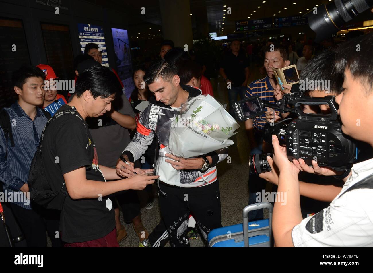 Spanish football player Jose Antonio Reyes, center, of New RCD Espanyol ...