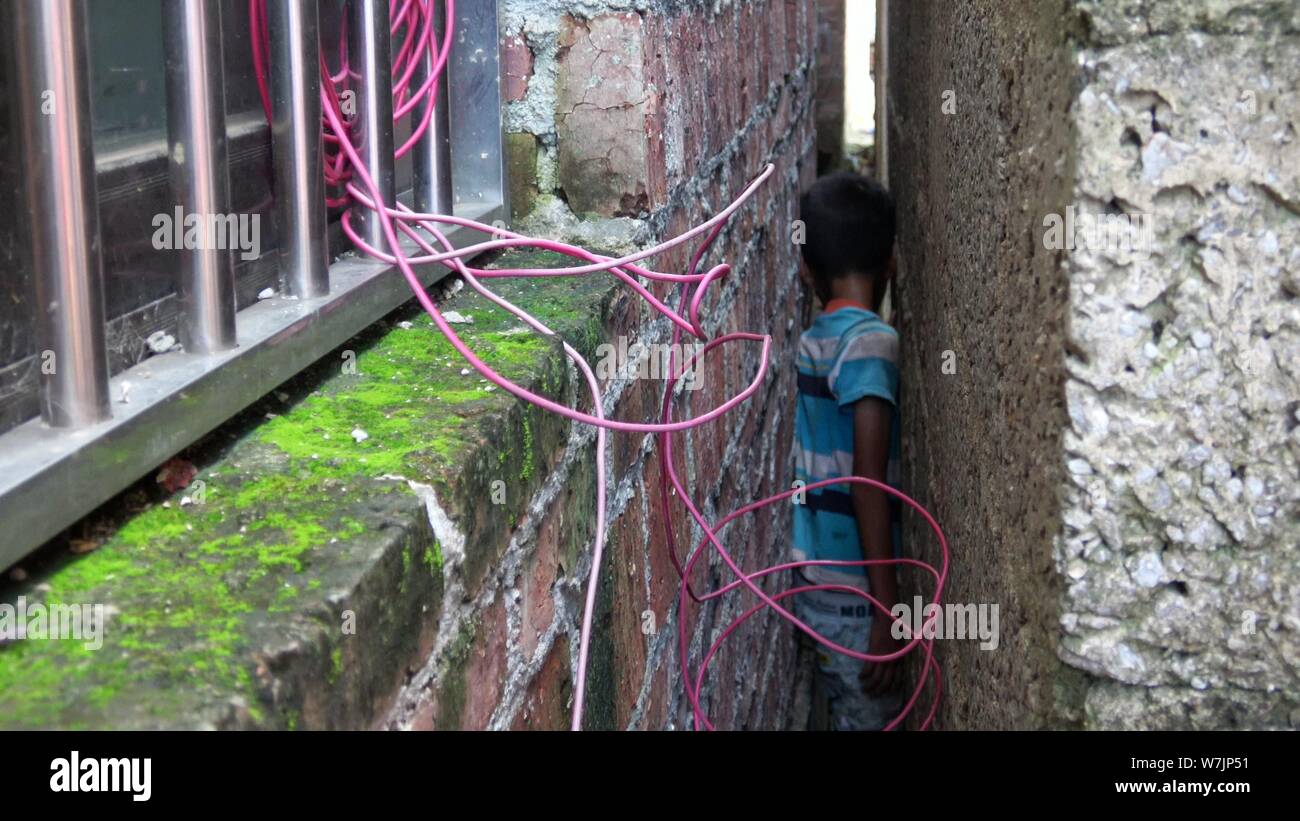 The head of a nine-year-old Chinese boy surnamed Huang gets stuck in a ...