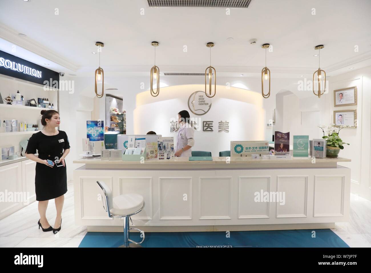 Medical mall hi-res stock photography and images - Alamy