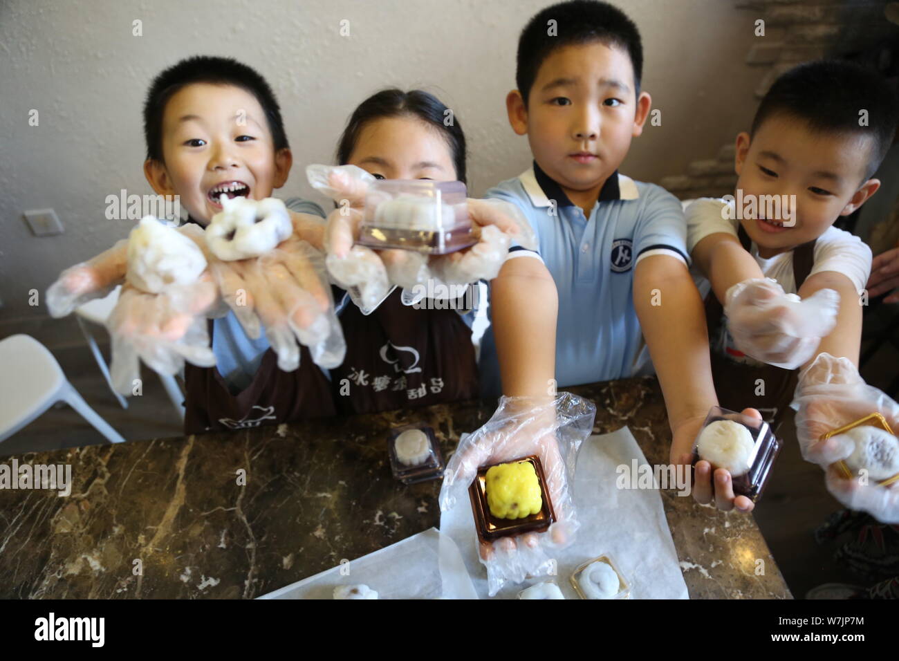 Mooncake festival china children hi-res stock photography and images ...
