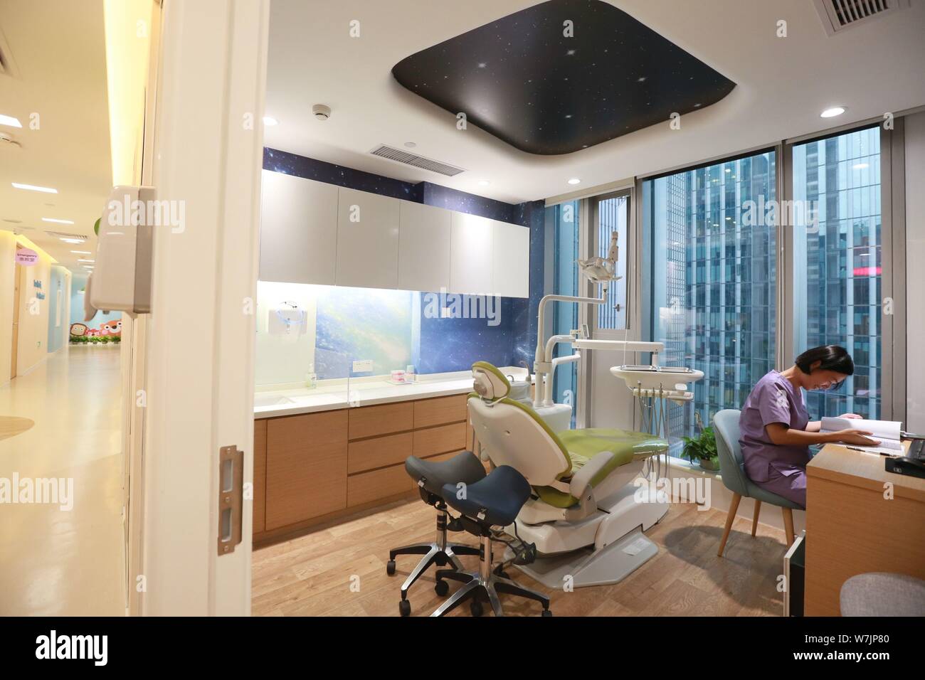 Medical mall hi-res stock photography and images - Alamy