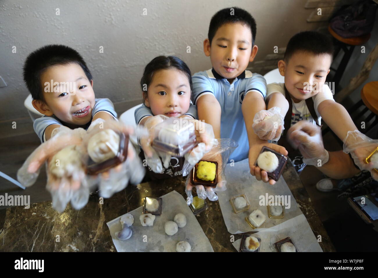Mooncake festival china children hi-res stock photography and images ...