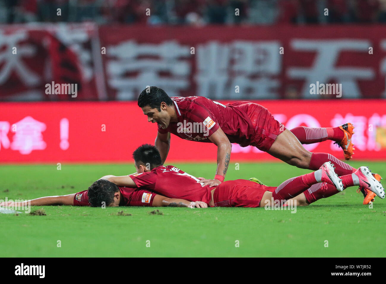 Brazilian football player Elkeson of Shanghai SIPG, left, celebrates ...