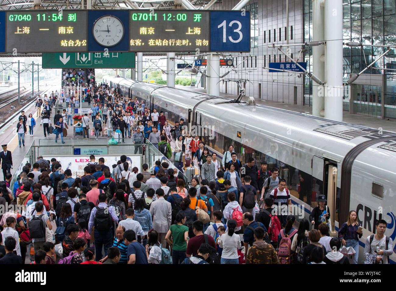 Crowds on trains hi-res stock photography and images - Alamy