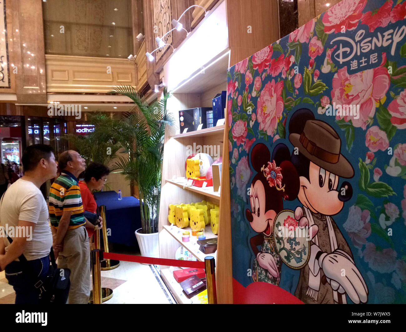 Disney food festival hi-res stock photography and images - Alamy