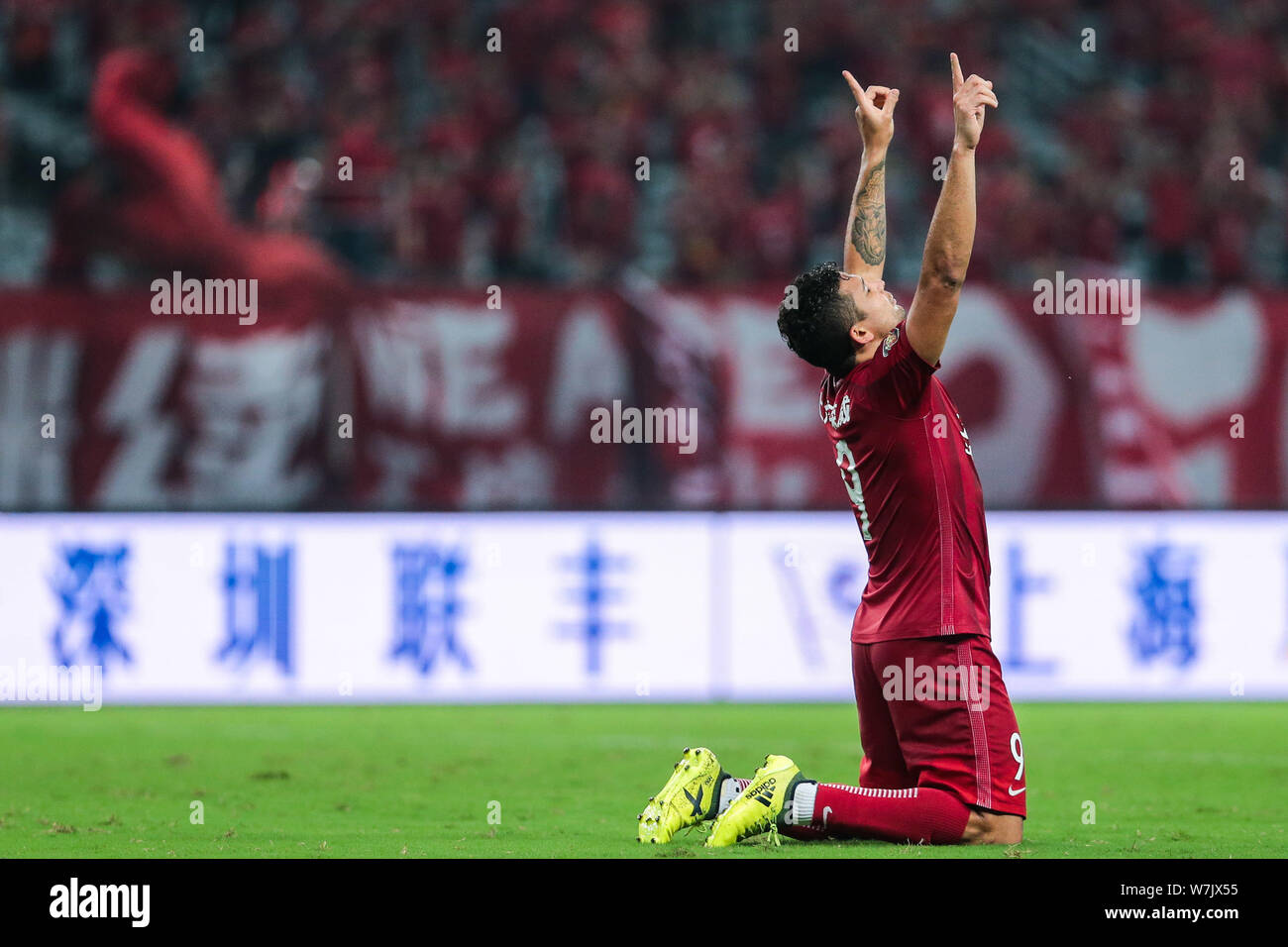 Brazilian football player Elkeson of Shanghai SIPG celebrates after ...