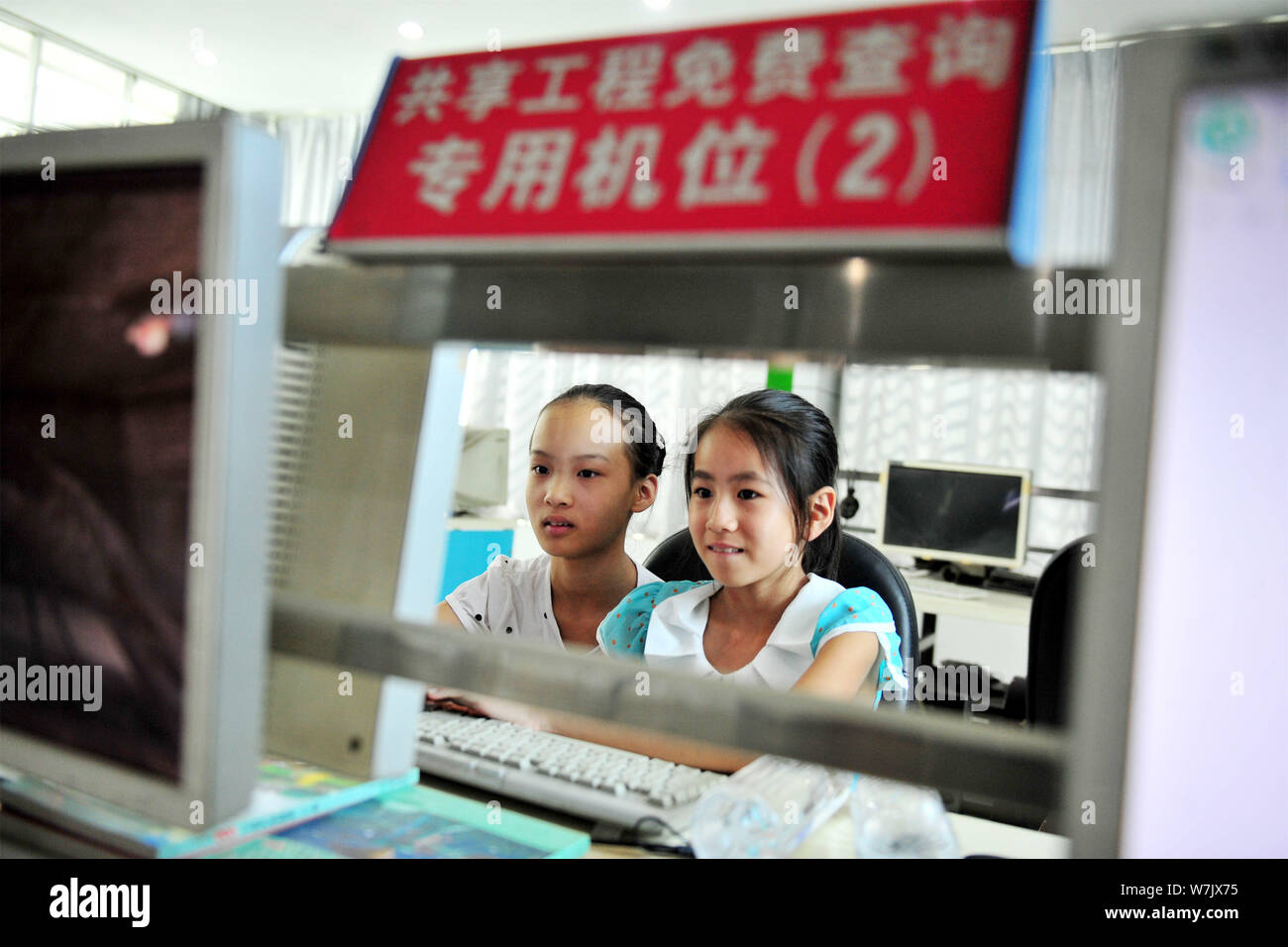 Children with computers hi-res stock photography and images - Alamy