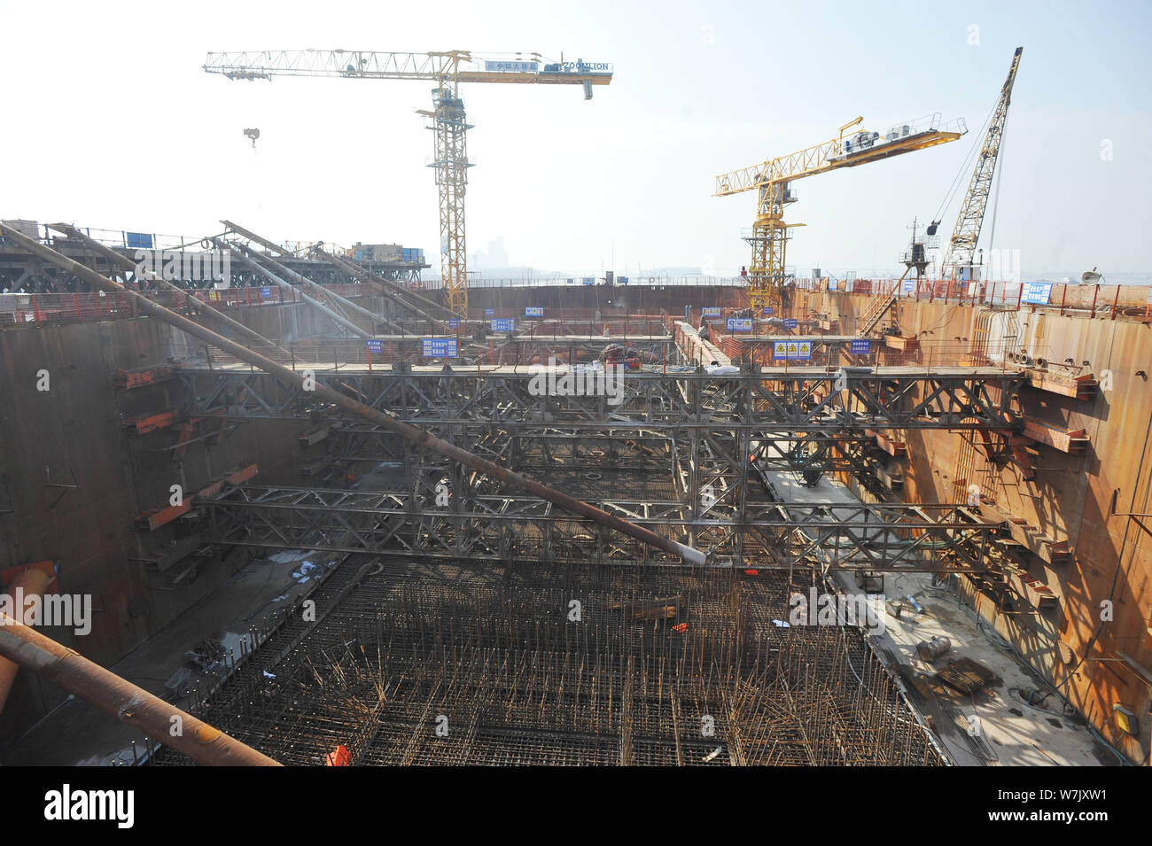 --FILE--The Yangsigang Yangtze River Bridge, the world's longest double ...