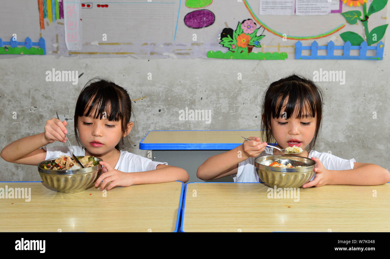 Twin girls school hi-res stock photography and images - Alamy