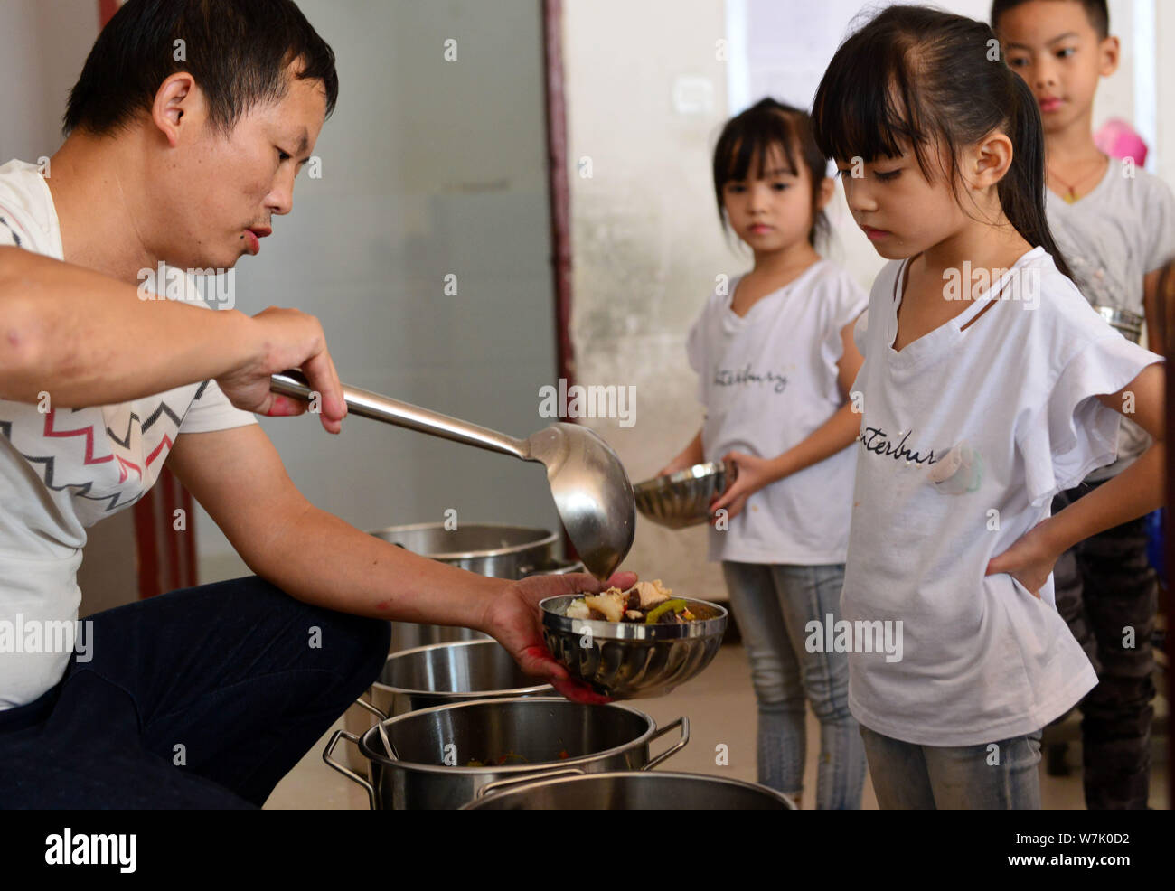 Chinese twin girls Liu Yuting and Liu Yuyao get free lunch at the No. 4 ...