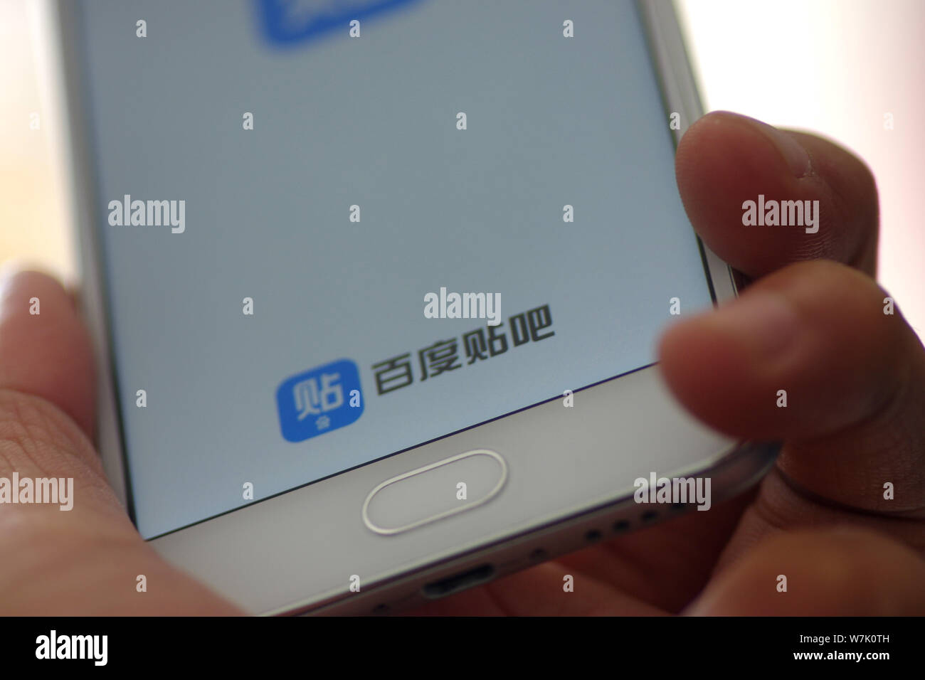 --FILE--A Chinese mobile phone user use the mobile app of Chinese ...