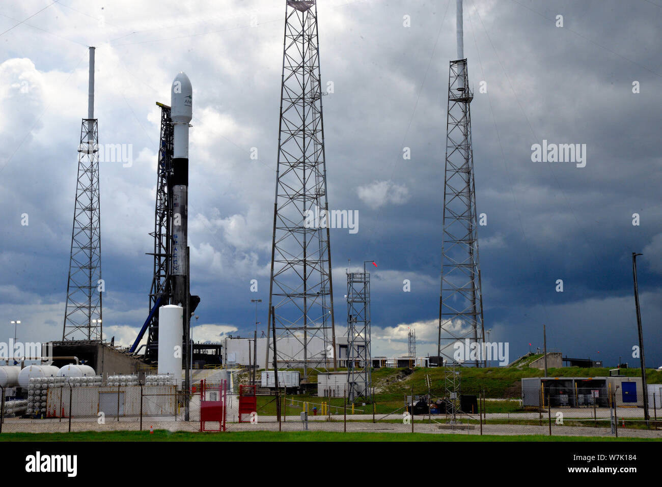 Spacex spacex falcon 9 space launch complex cape canaveral ai hi-res ...