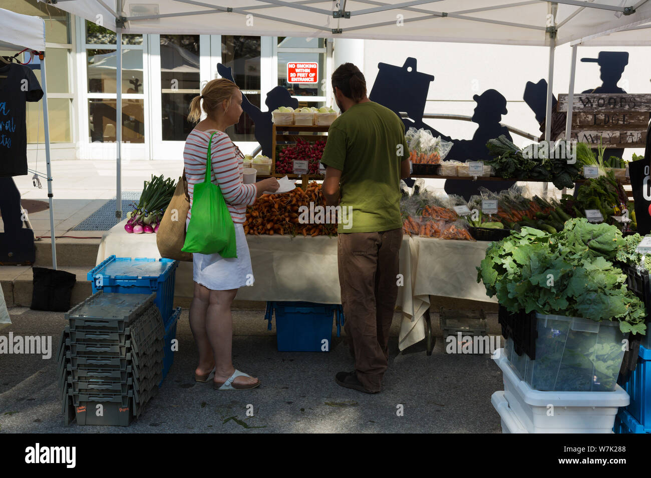 Customers of Wood's Edge Family Farm at Fort Wayne's Farmers' Market ...