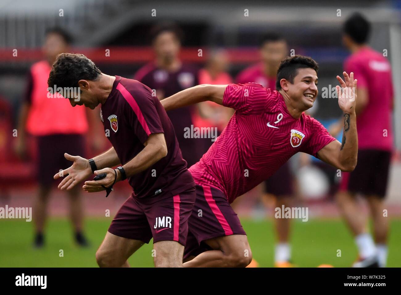 Brazilian football player Elkeson, right, of Shanghai SIPG takes part ...