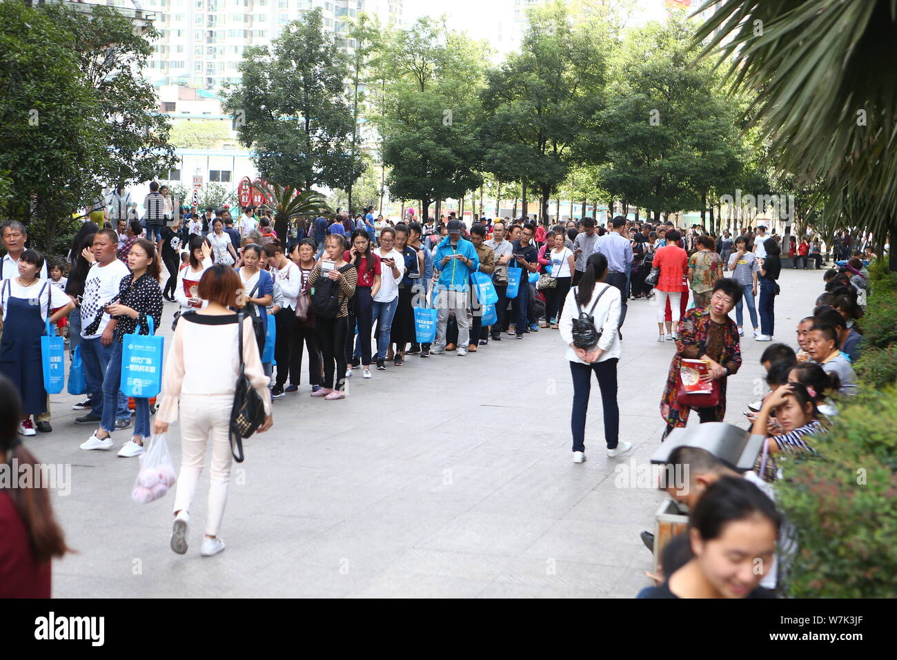 China hospital queue hi-res stock photography and images - Alamy