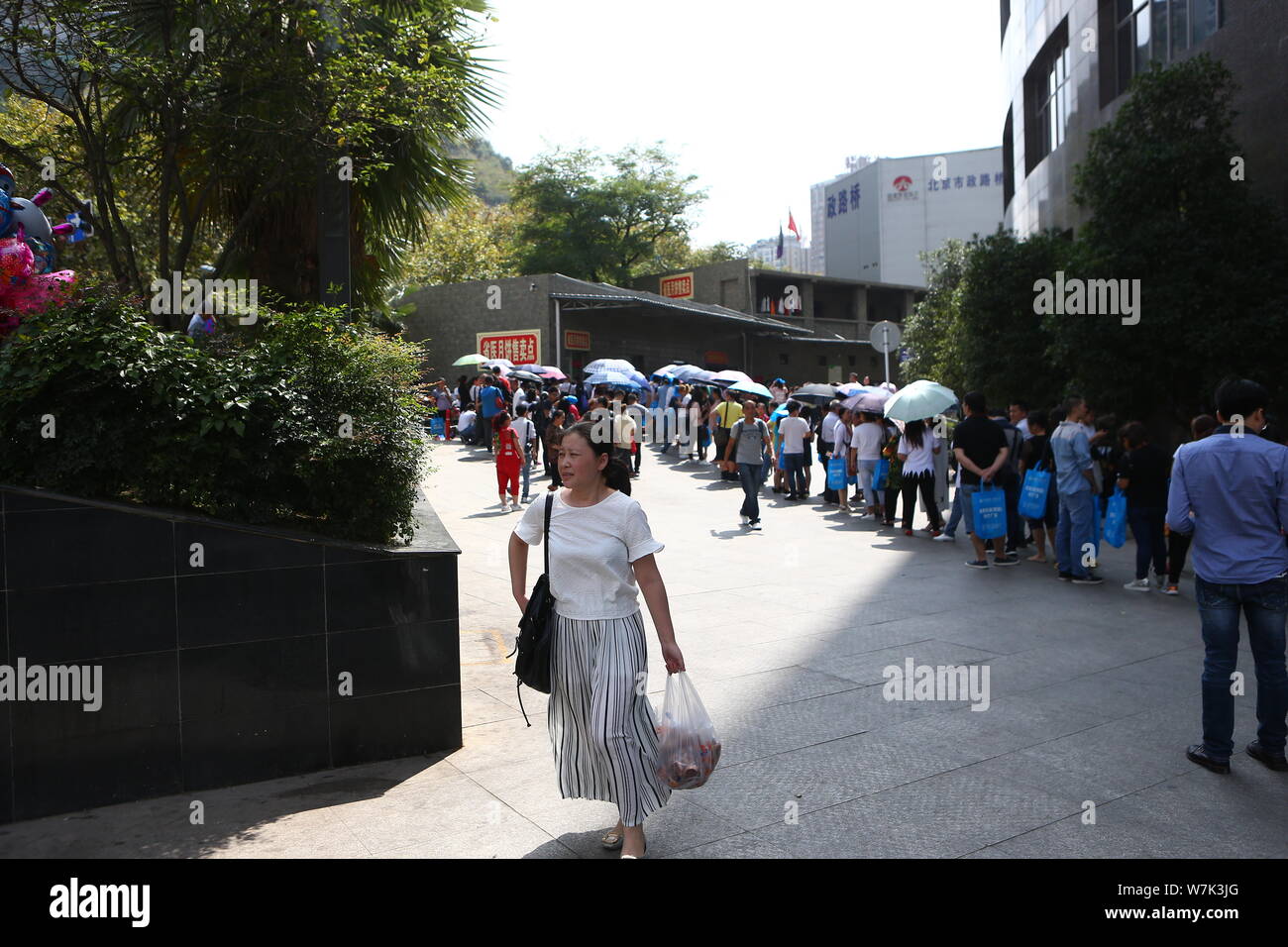 Chinese customers wait in long queue to buy mooncakes in front of a ...