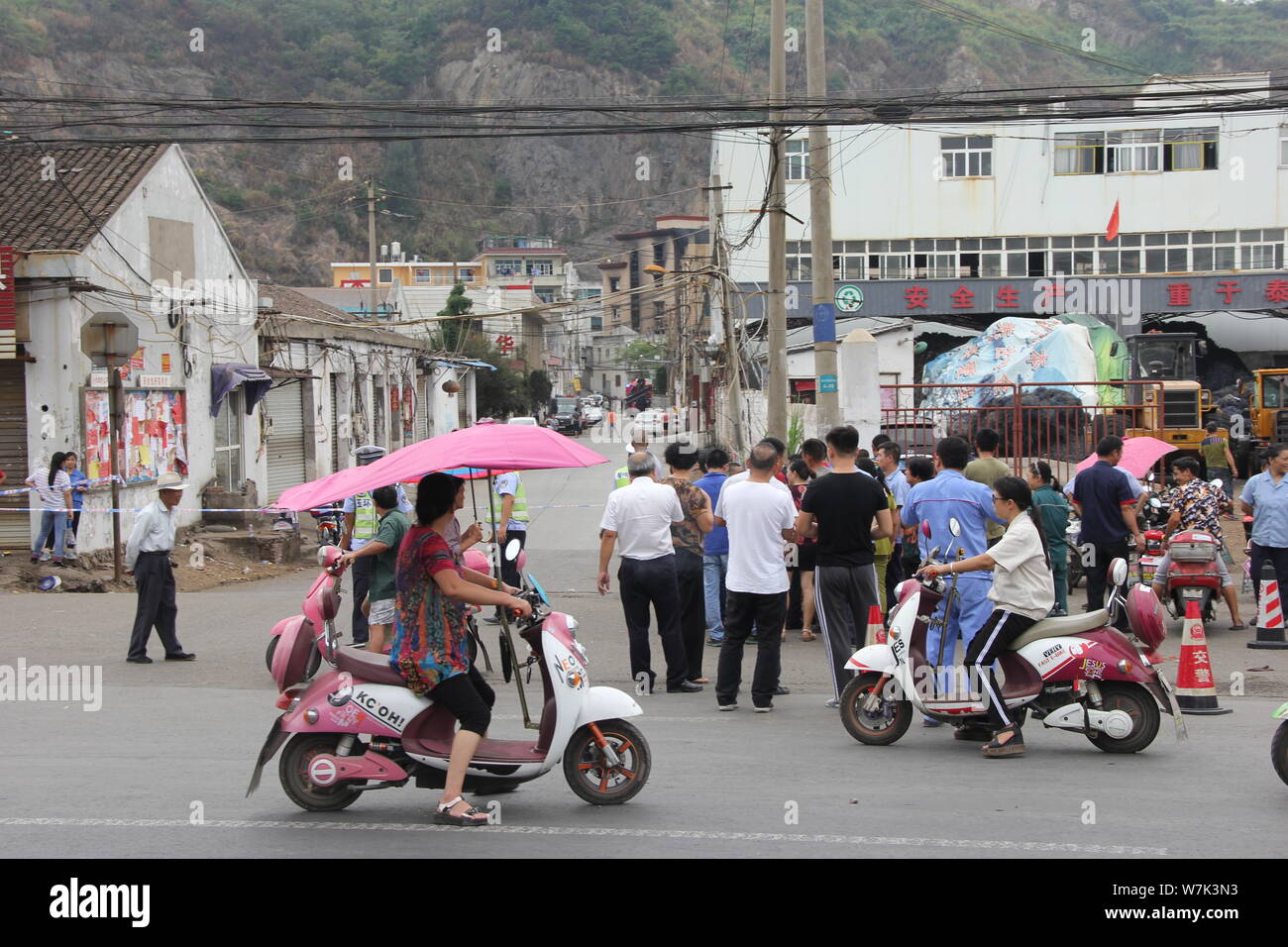 People wait outside building hi-res stock photography and images - Alamy
