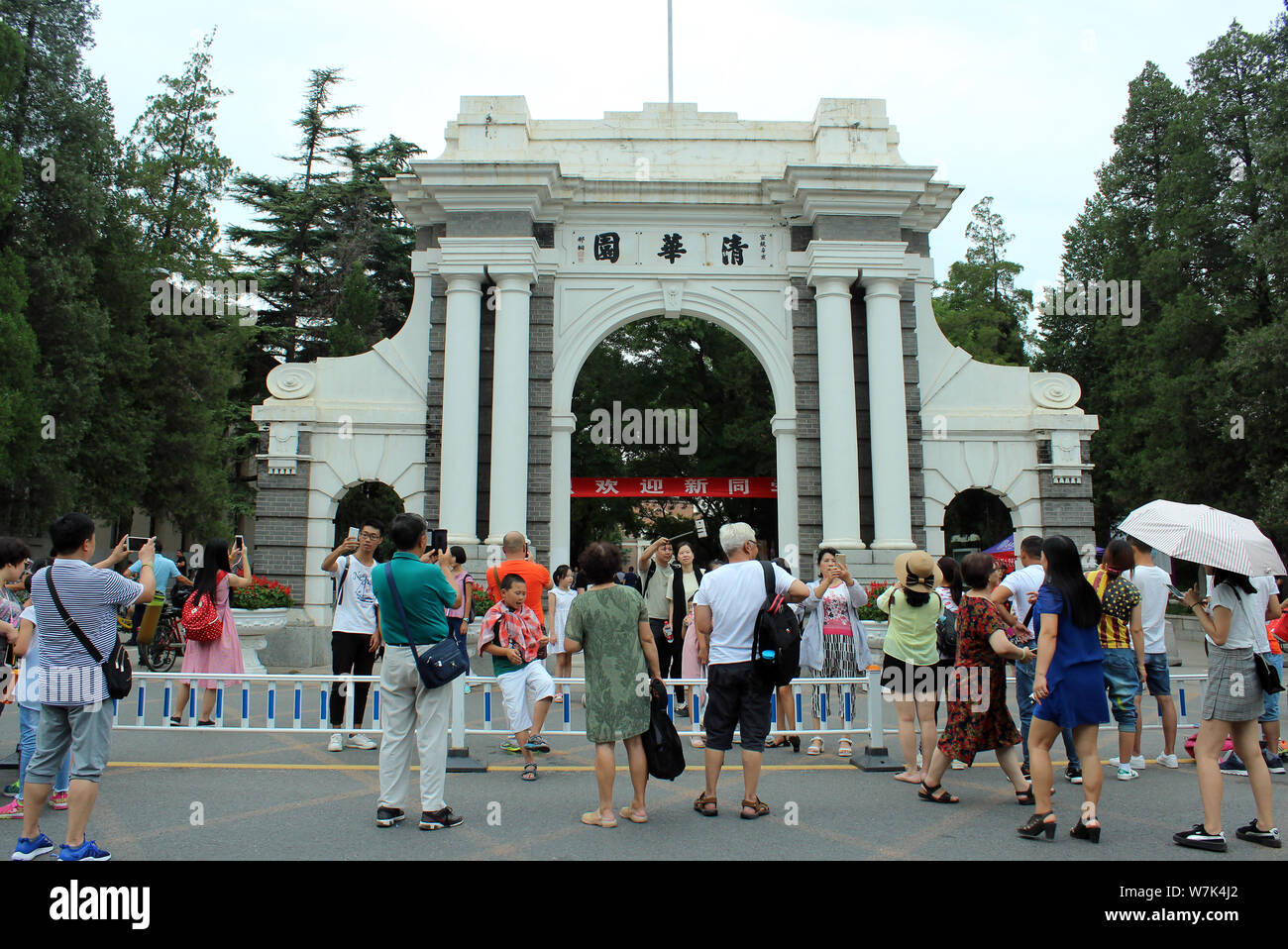 University crowd gate hi-res stock photography and images - Alamy