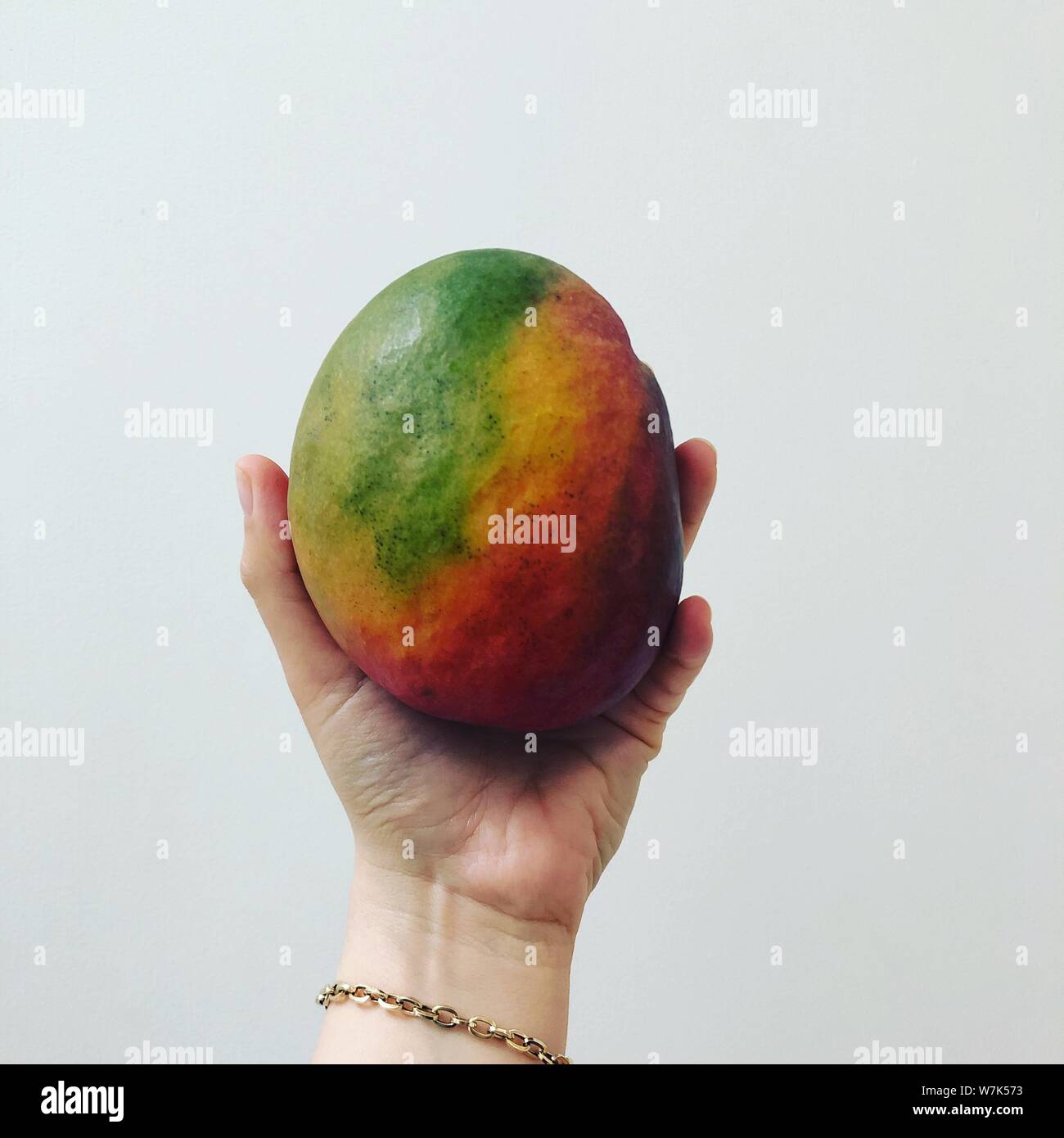 Hand holding Mango summer fruit background Stock Photo - Alamy