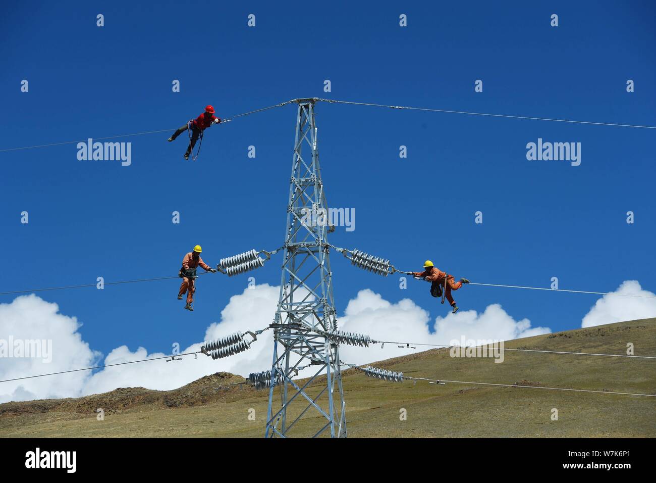 World's highest transmission lines hi-res stock photography and images ...