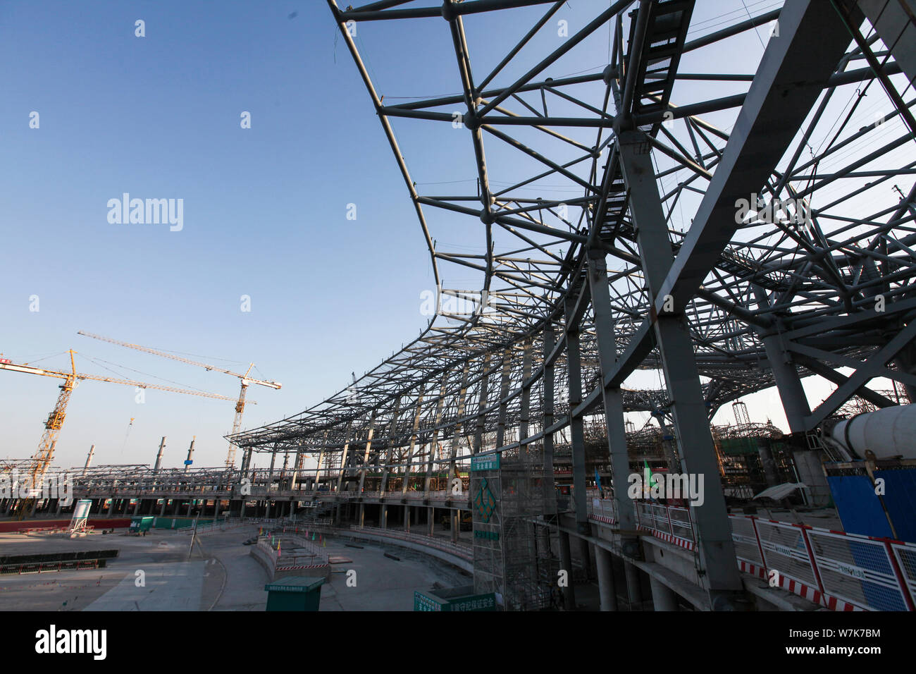 --FILE--The steel structure of the terminal buildings is taking shape ...