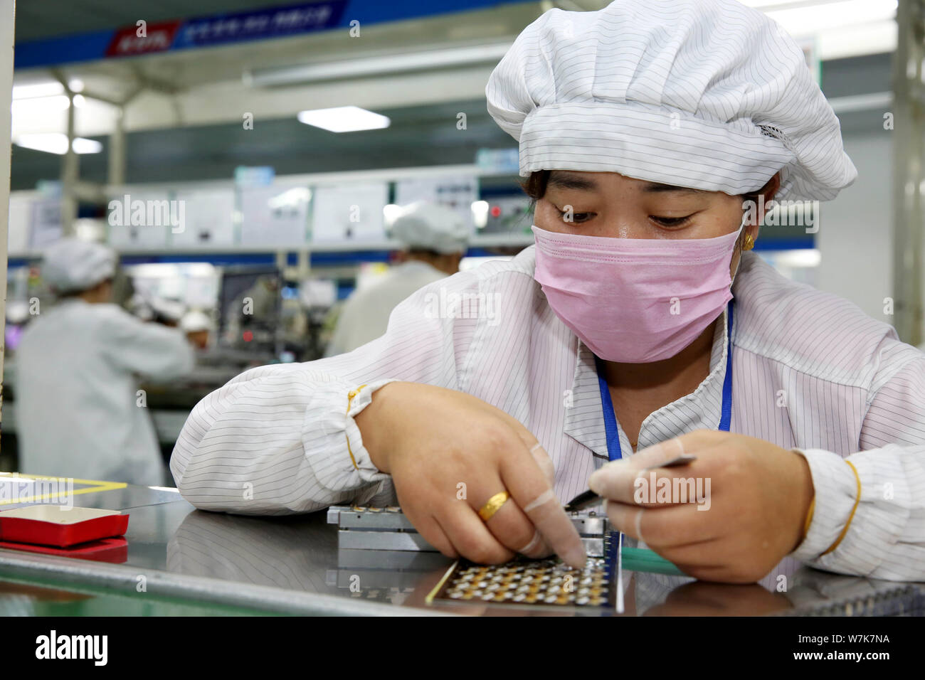 Chinese worker assembly line hi-res stock photography and images - Alamy