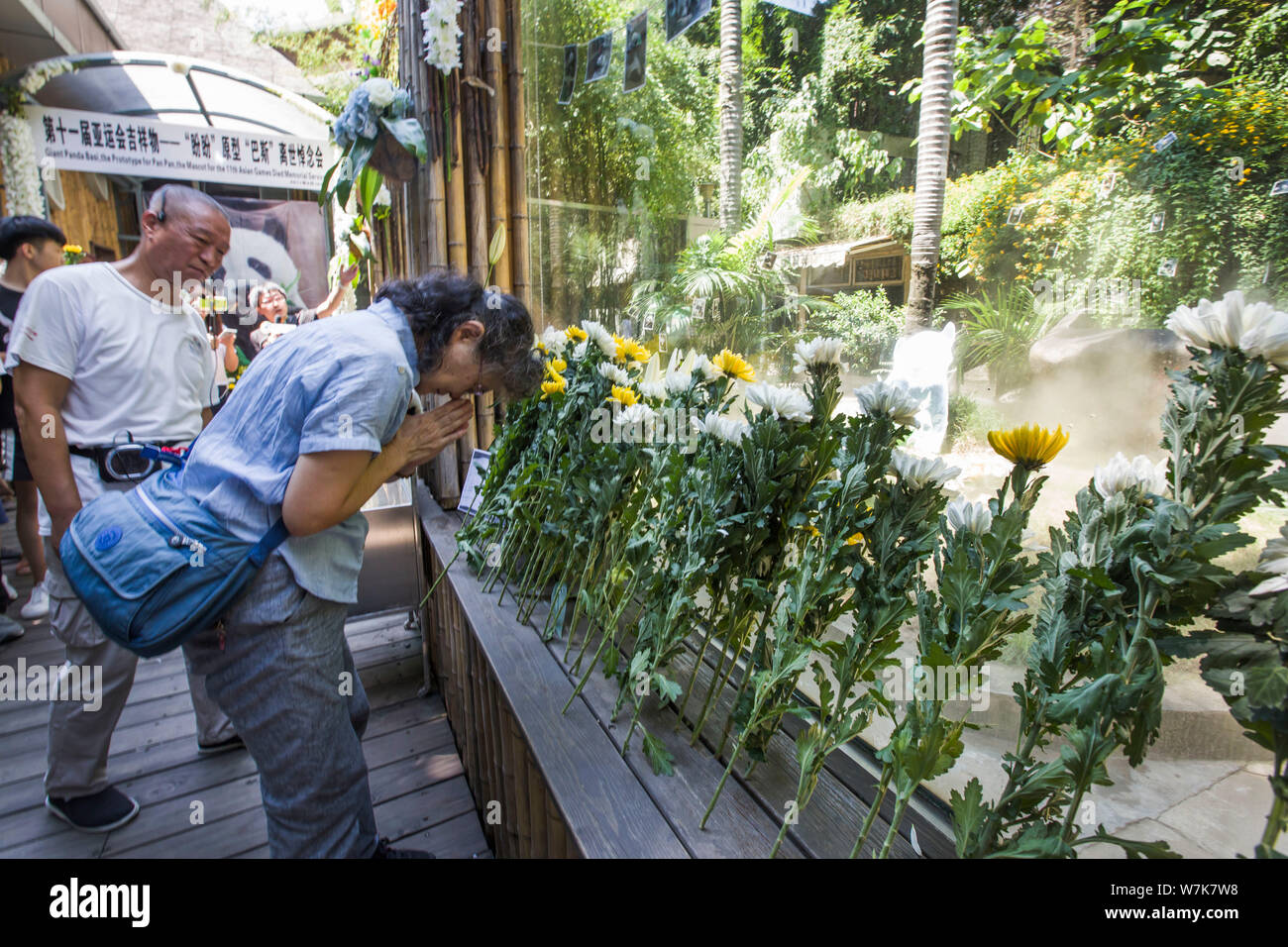 People attend a memorial service for Basi, the world's oldest giant ...