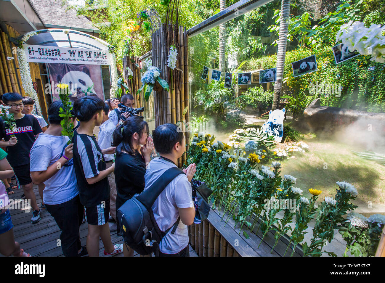 People attend a memorial service for Basi, the world's oldest giant ...