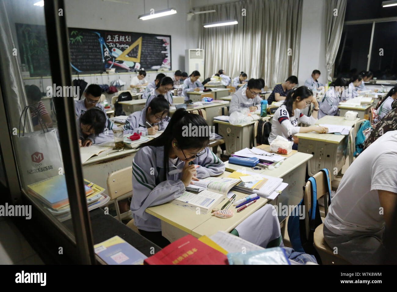 --FILE--Young Chinese students prepare for the upcoming 2017 national ...