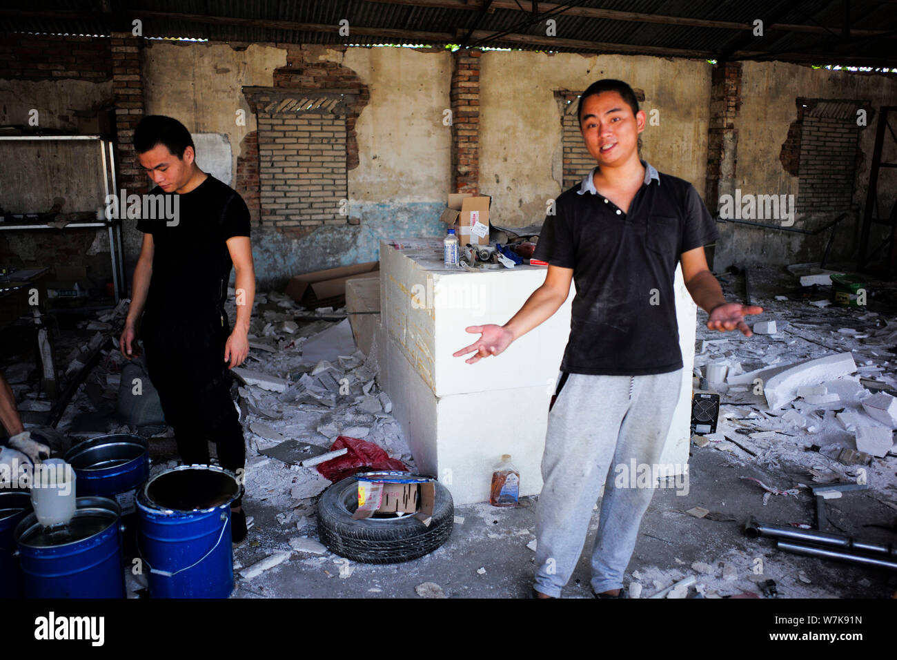 Chinese model airplane hobbyist Gu Chunlin, right, builds the life-size ...