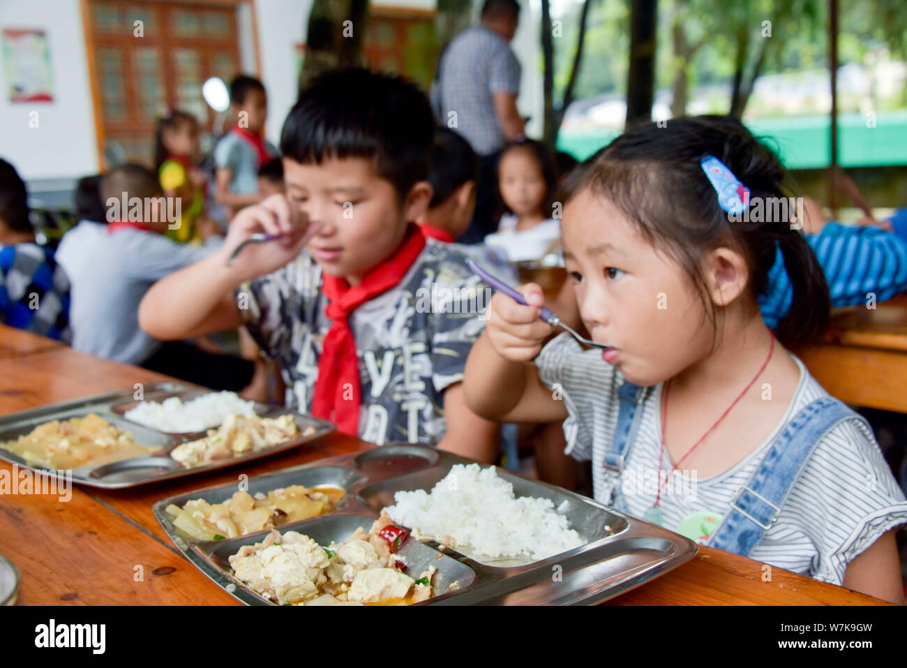 China school lunch hi-res stock photography and images - Alamy
