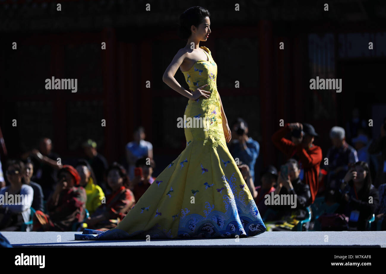 Cheong sam hi-res stock photography and images - Alamy