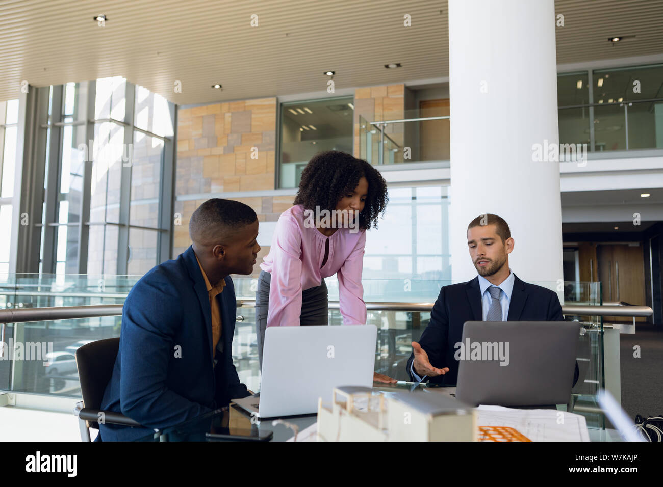 Business people working in modern hi-res stock photography and images ...