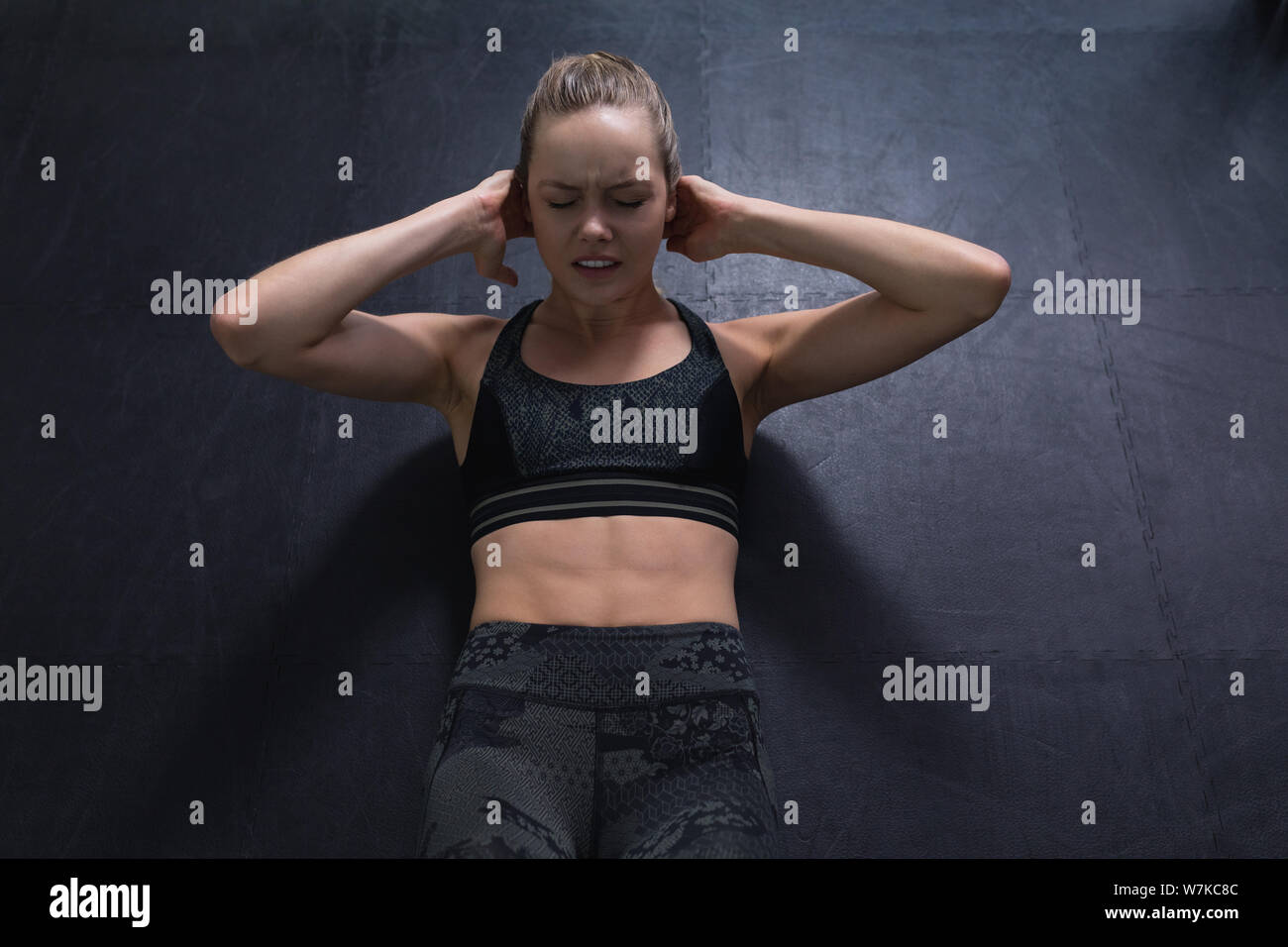 Girl doing crunches hi-res stock photography and images - Alamy
