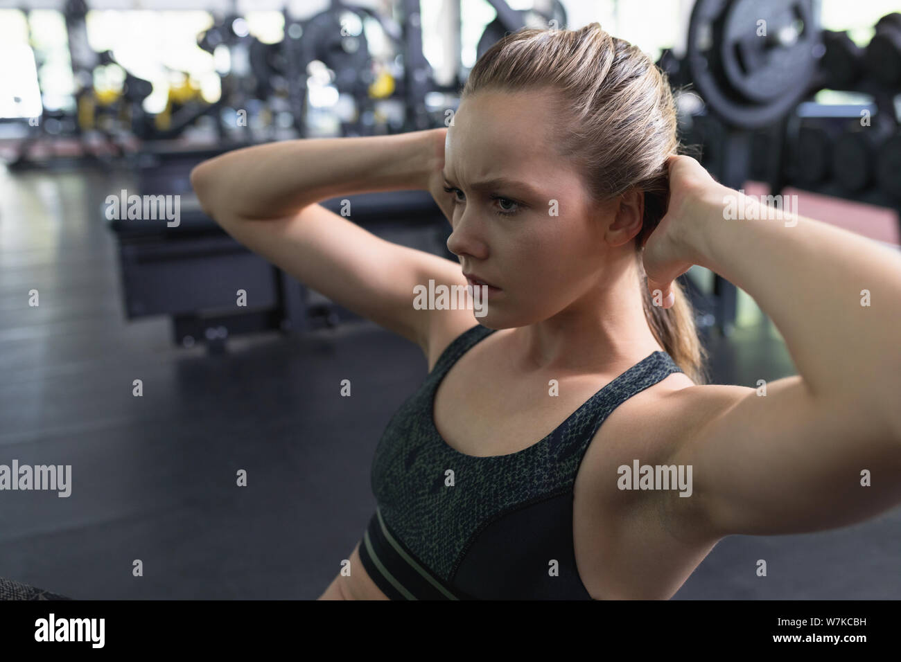 Girl doing crunches hi-res stock photography and images - Alamy