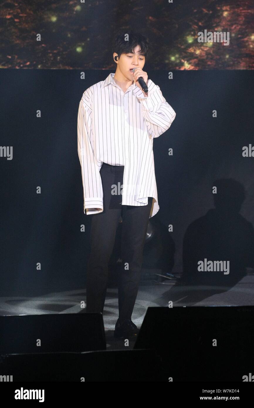 Boy band infinite hi-res stock photography and images - Alamy