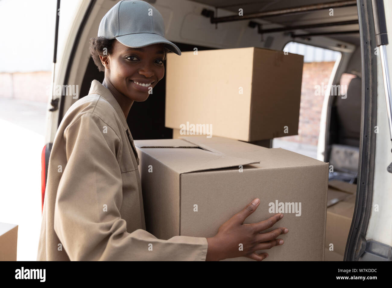 Unloading van with boxes hi-res stock photography and images - Alamy