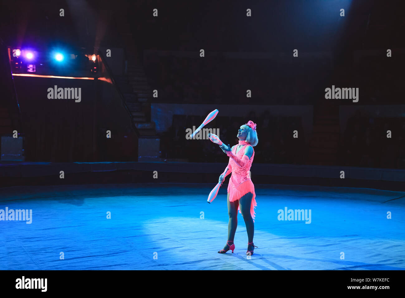 A woman juggles in the circus arena Stock Photo - Alamy
