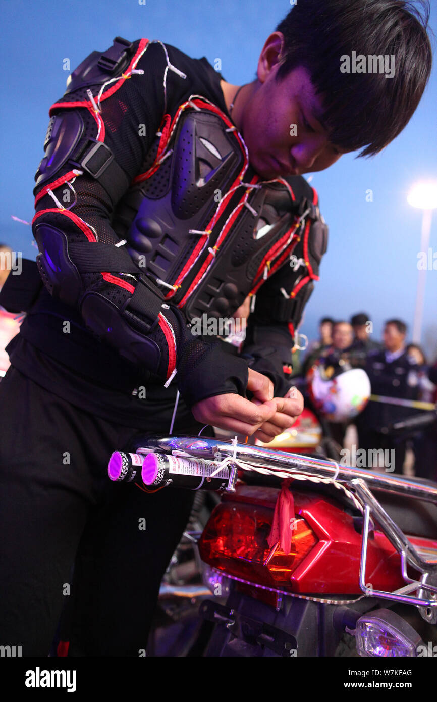 Motorcycle stunt cage hi-res stock photography and images - Alamy