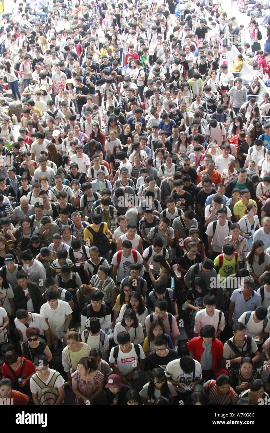 Chinese passengers crowd the Nanchang Railway Station ahead of the ...