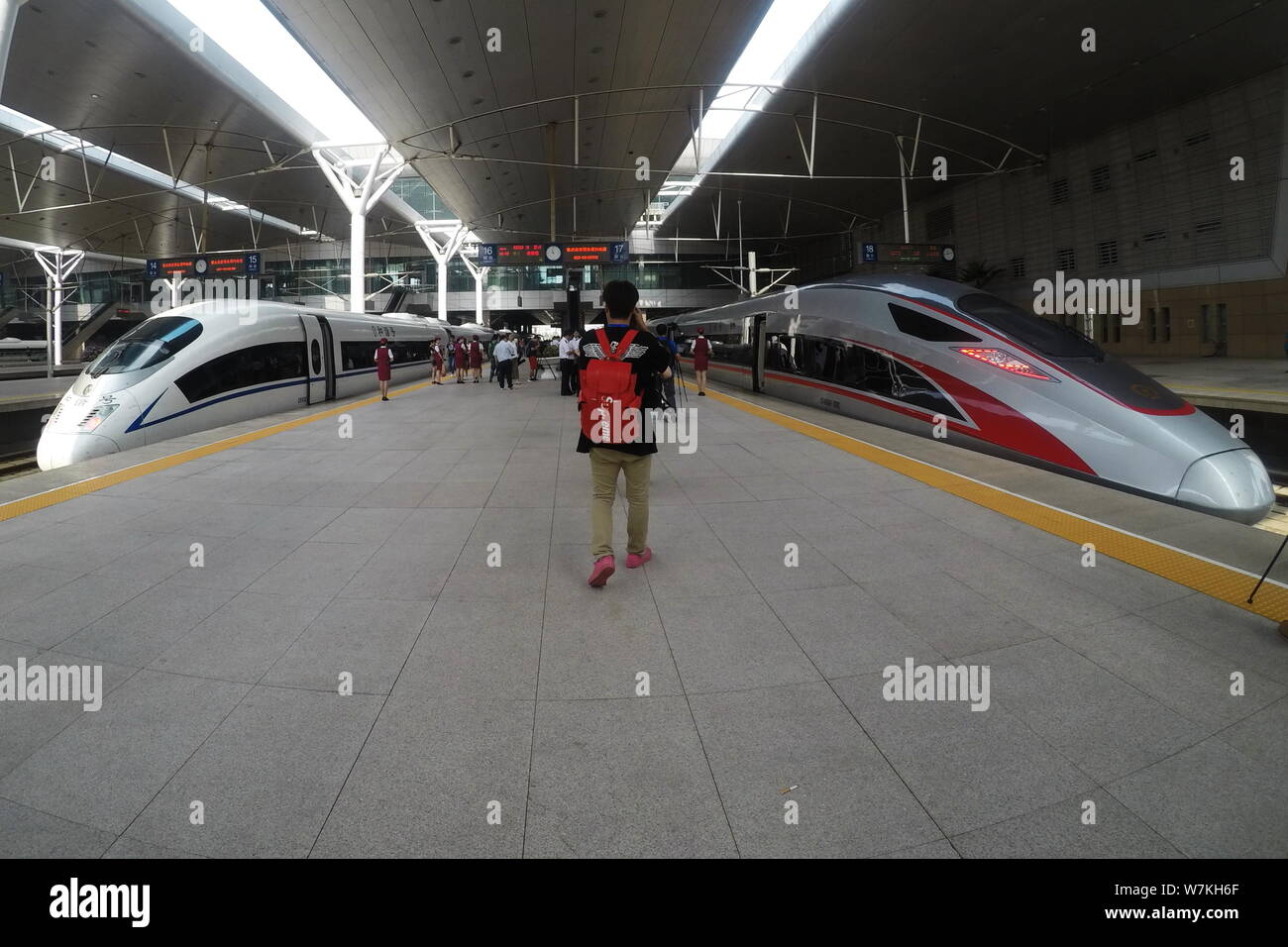 China fuxing bullet train hi-res stock photography and images - Alamy
