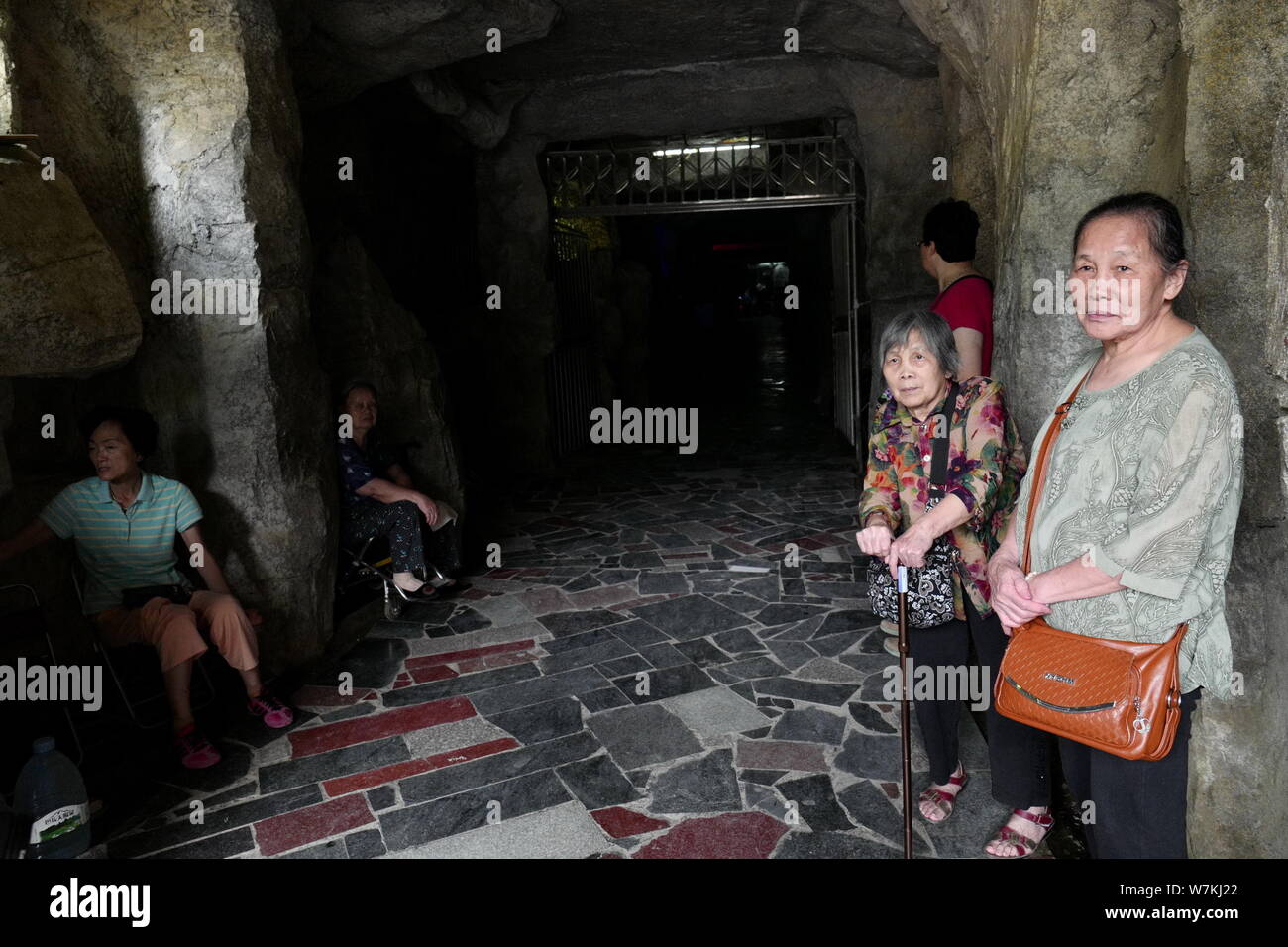 --FILE--People throughout China rest at the Baimo Cave to prolong their ...