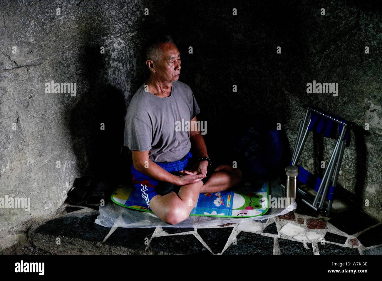 --FILE--An elderly man rests at the Baimo Cave to prolong his life ...