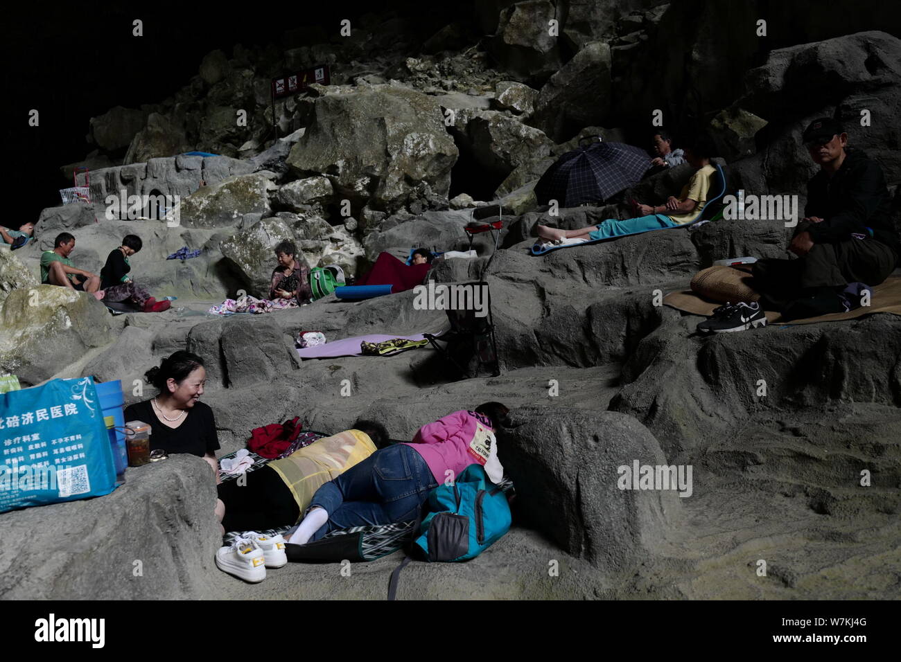 --FILE--People throughout China rest at the Baimo Cave to prolong their ...