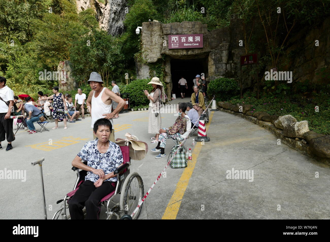 --FILE--People throughout China rest in front of the Baimo Cave to ...