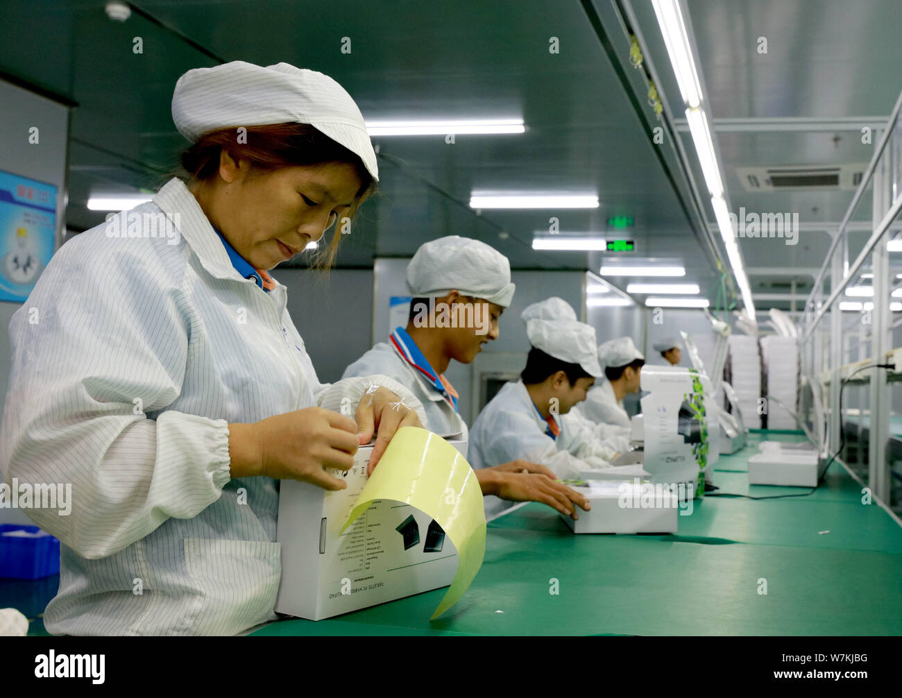--FILE--Female Chinese workers produce electric products on the ...