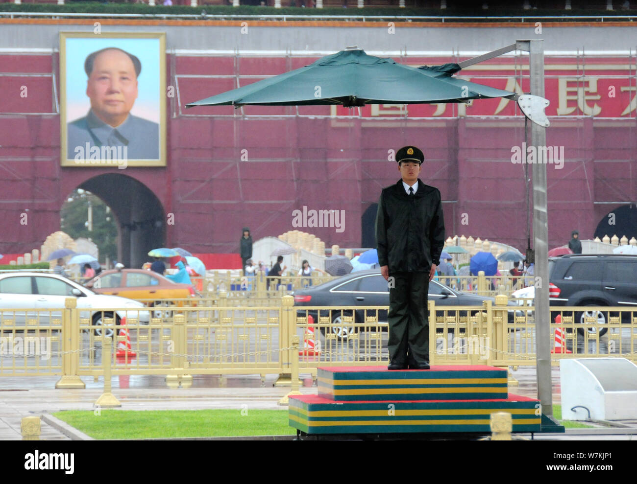 Chinese paramilitary police stands hi-res stock photography and images ...