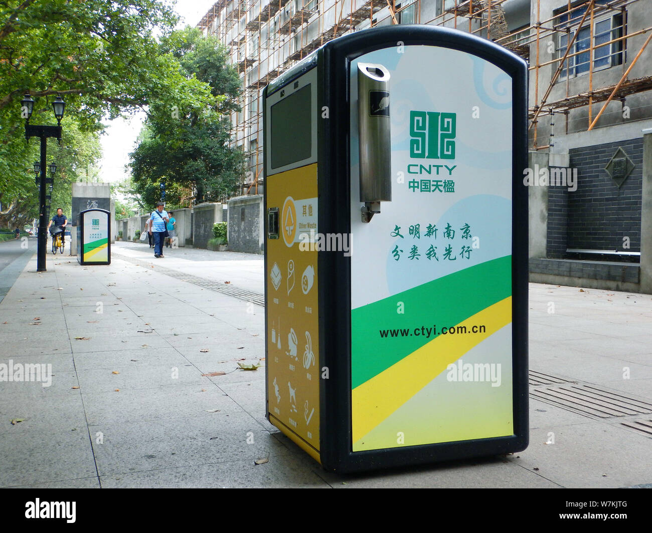 On dustbins hi-res stock photography and images - Alamy