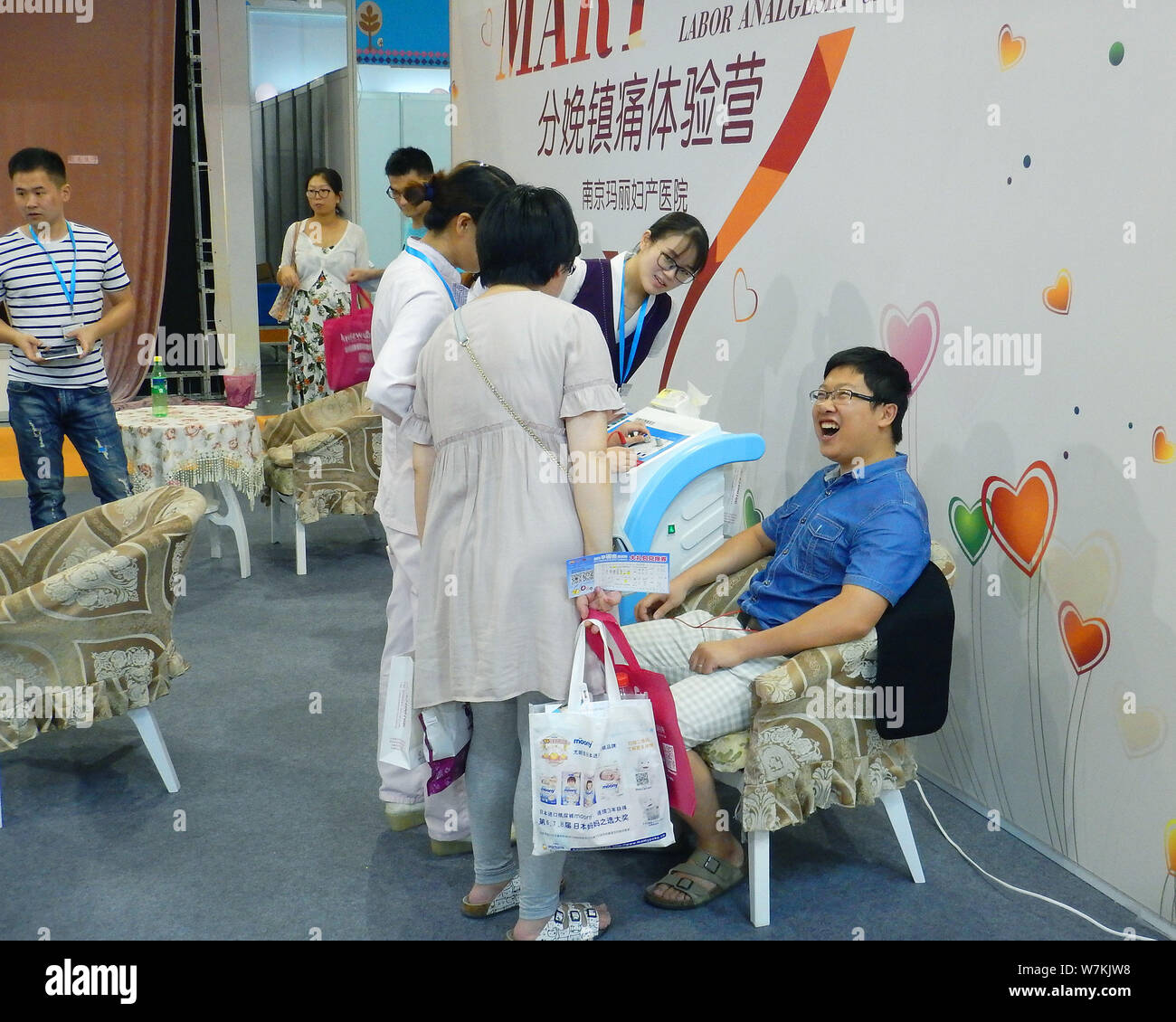 Giving birth n hi-res stock photography and images - Alamy